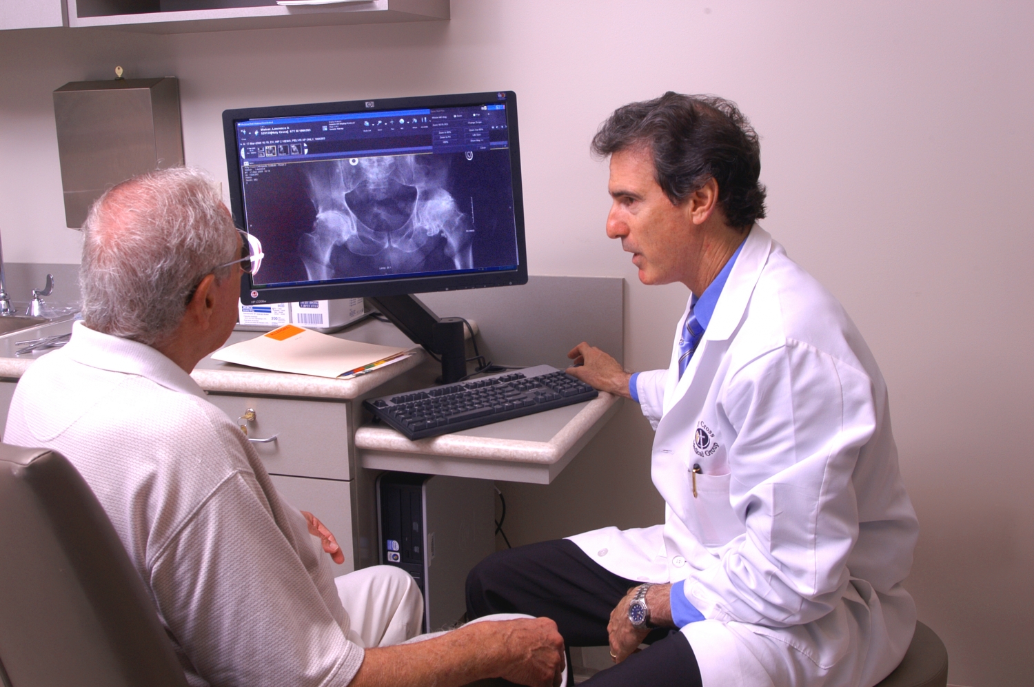 Q&A: Total hip replacement, mini-posterior vs. direct anterior surgical ...